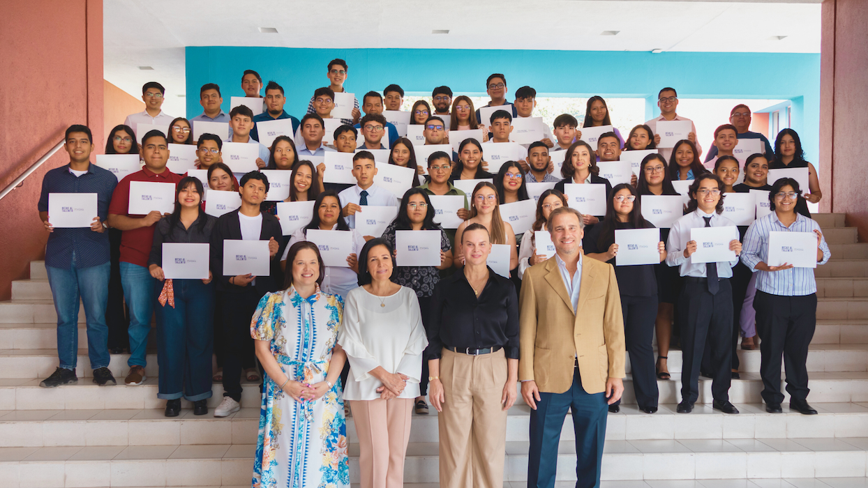 Fundación Poma entrega 61 becas para impulsar el talento juvenil en El Salvador - Vórtice